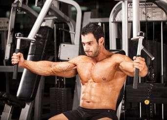 Exercício crucifixo (fly): execução correta, variações e benefícios