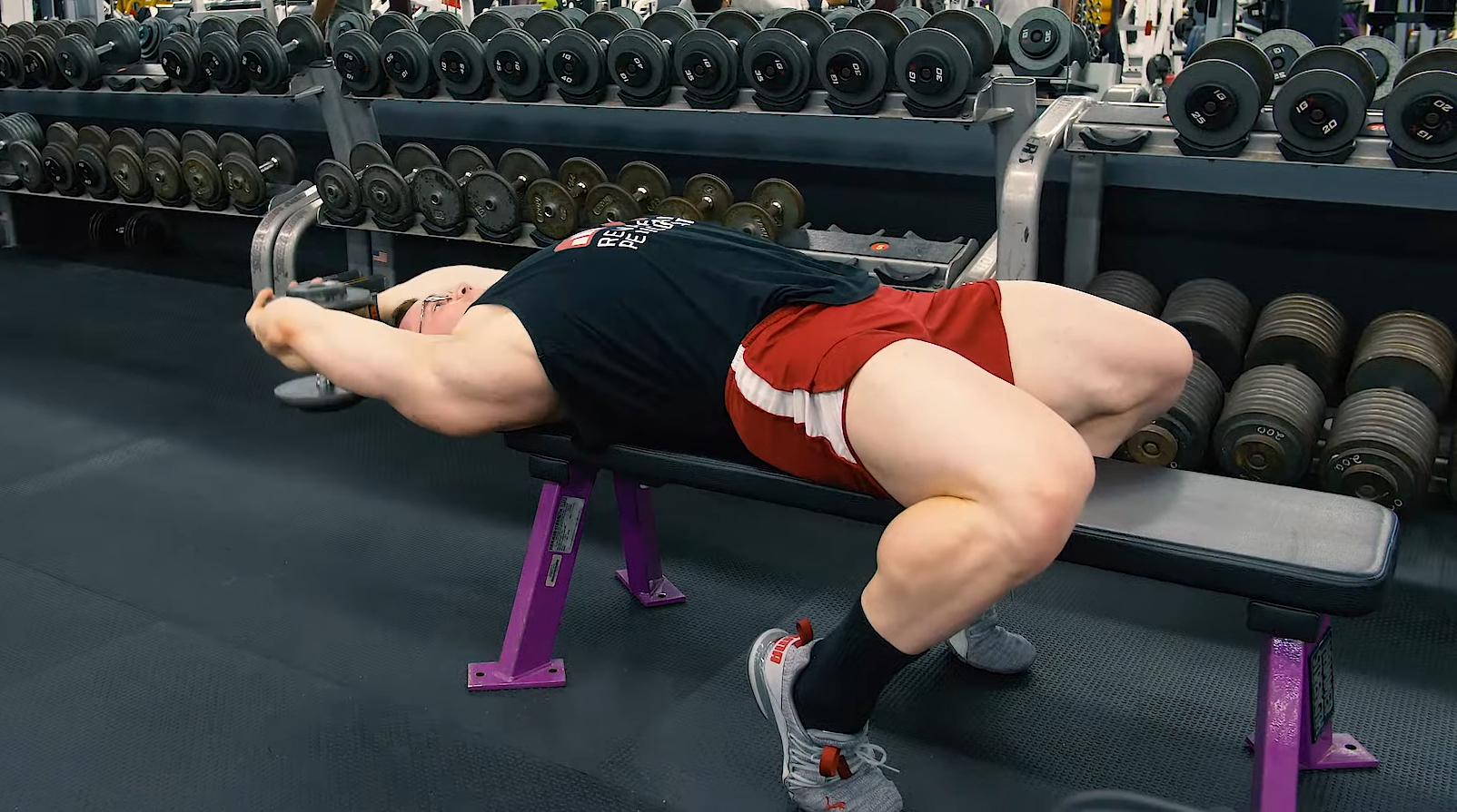 Pullover com halteres: como fazer, para que serve e músculos