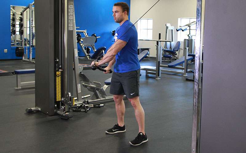 Abdominal lenhador no crossover (polia): execução correta com vídeo