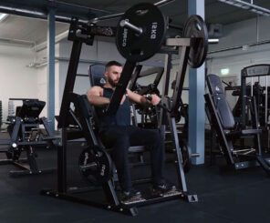 Supino declinado máquina: como fazer, para que serve e músculos usados